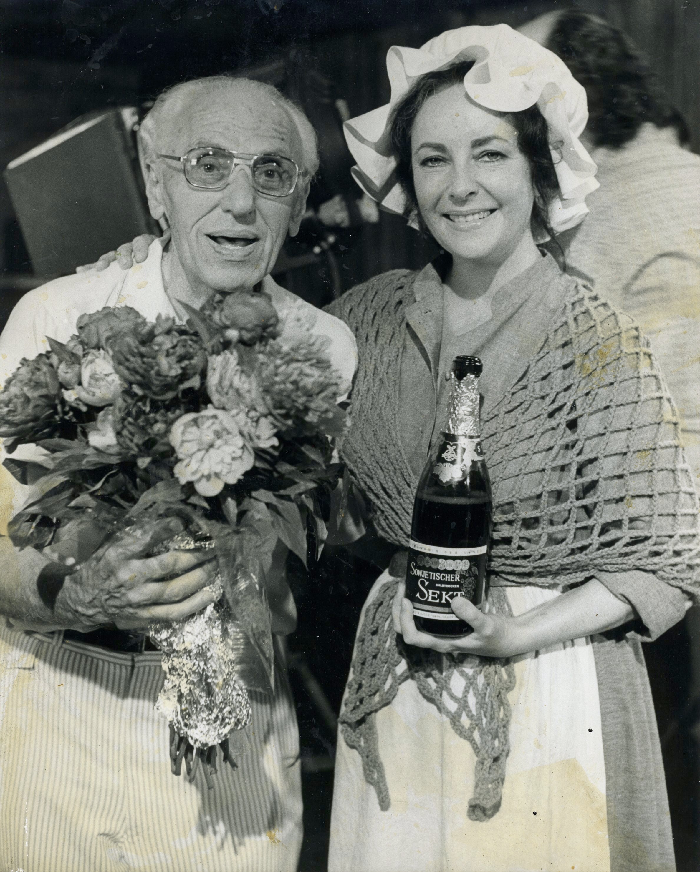 [Film & Theatre] [Taylor, Elizabeth. (1932-2011)] Cukor, George. (1899 ...